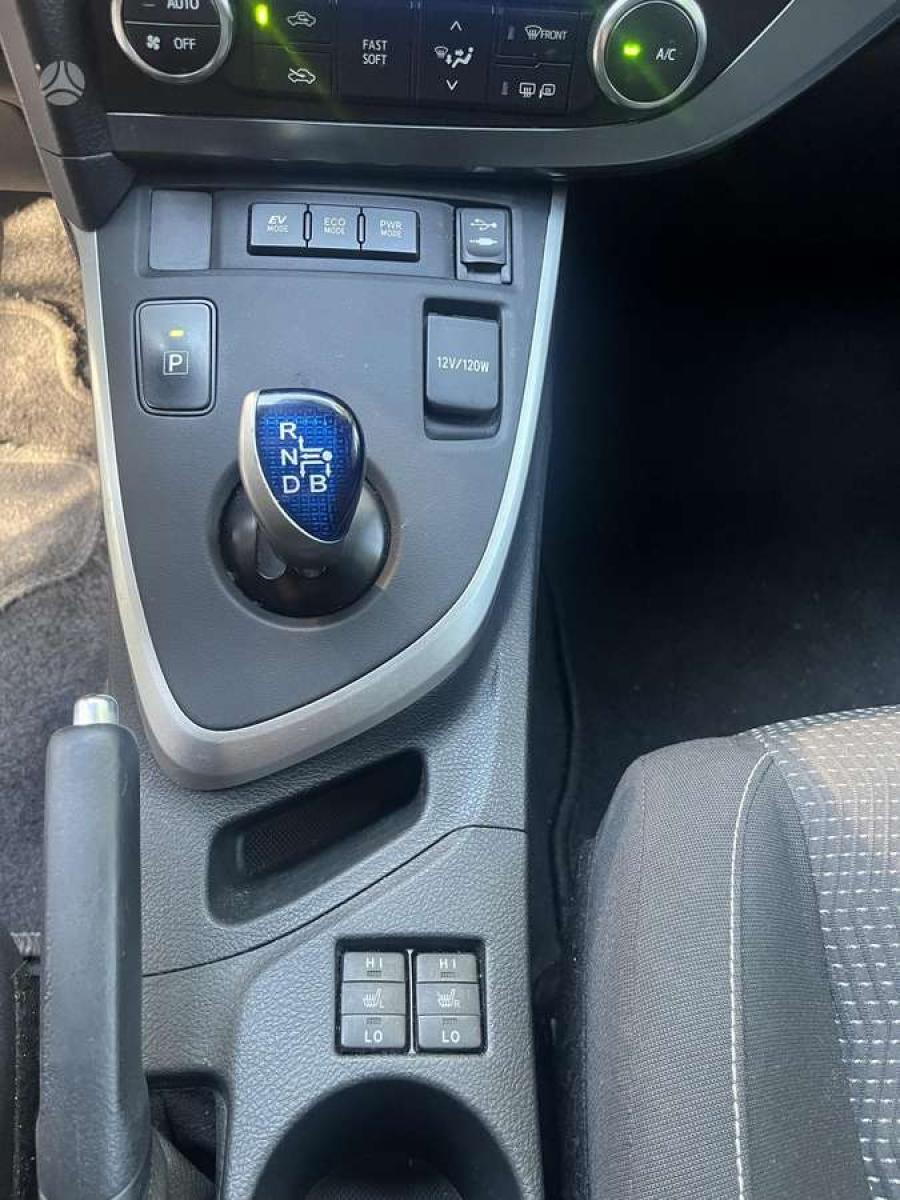 Grey Toyota Auris 2014 in Kaunas, with an engine capacity of 1.80 L and mileage of 195 thousand km for 9350 €, photo 15 on AUTOMOTO.COM.LV