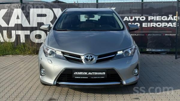 Pelēks Toyota Auris 2014 Liepāja, ar dzinēja tilpumu 1.60 L un nobraukumu 173 tūkst. km par 6900 €, foto 1 vietnē AUTOMOTO.COM.LV