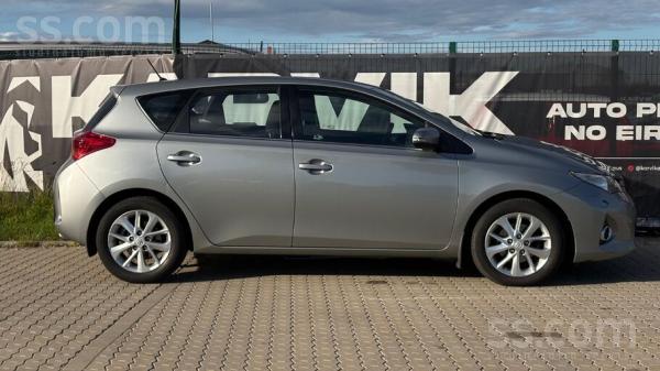 Pelēks Toyota Auris 2014 Liepāja, ar dzinēja tilpumu 1.60 L un nobraukumu 173 tūkst. km par 6900 €, foto 3 vietnē AUTOMOTO.COM.LV