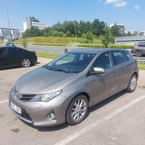 Pelēks Toyota Auris 2014 Viļņa, ar dzinēja tilpumu 1.60 L un nobraukumu 103 tūkst. km par 8600 €, foto  vietnē AUTOMOTO.COM.LV