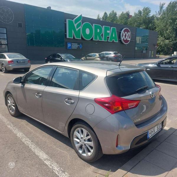 Pelēks Toyota Auris 2014 Viļņa, ar dzinēja tilpumu 1.60 L un nobraukumu 103 tūkst. km par 8600 €, foto 7 vietnē AUTOMOTO.COM.LV