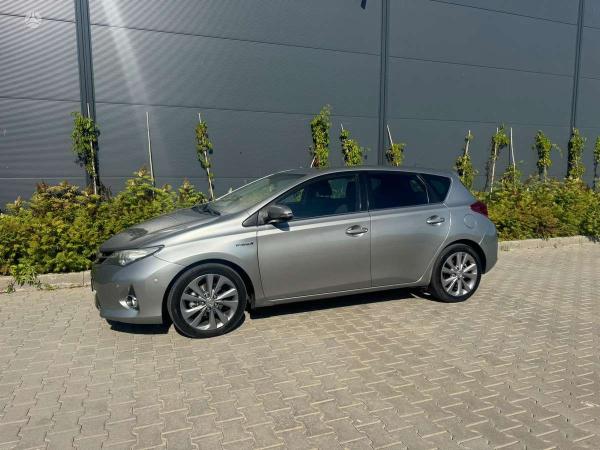 Grey Toyota Auris 2014 in Vilnius, with an engine capacity of 1.80 L and mileage of 283 thousand km for 9499 €, photo 1 on AUTOMOTO.COM.LV