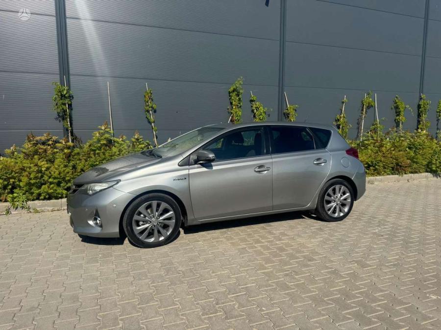 Pelēks Toyota Auris 2014 Viļņa, ar dzinēja tilpumu 1.80 L un nobraukumu 283 tūkst. km par 9499 €, foto 1 vietnē AUTOMOTO.COM.LV