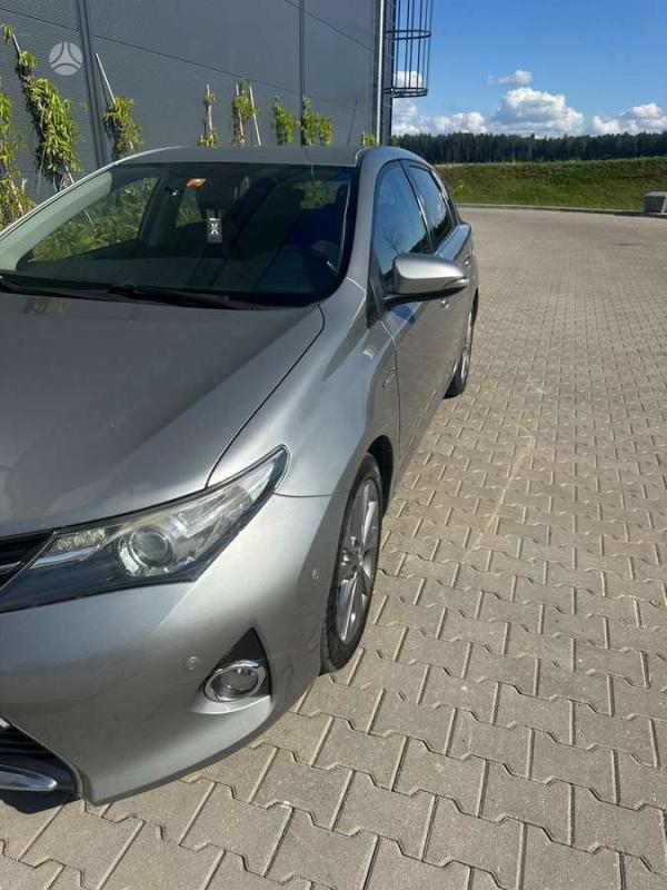 Grey Toyota Auris 2014 in Vilnius, with an engine capacity of 1.80 L and mileage of 283 thousand km for 9499 €, photo 5 on AUTOMOTO.COM.LV