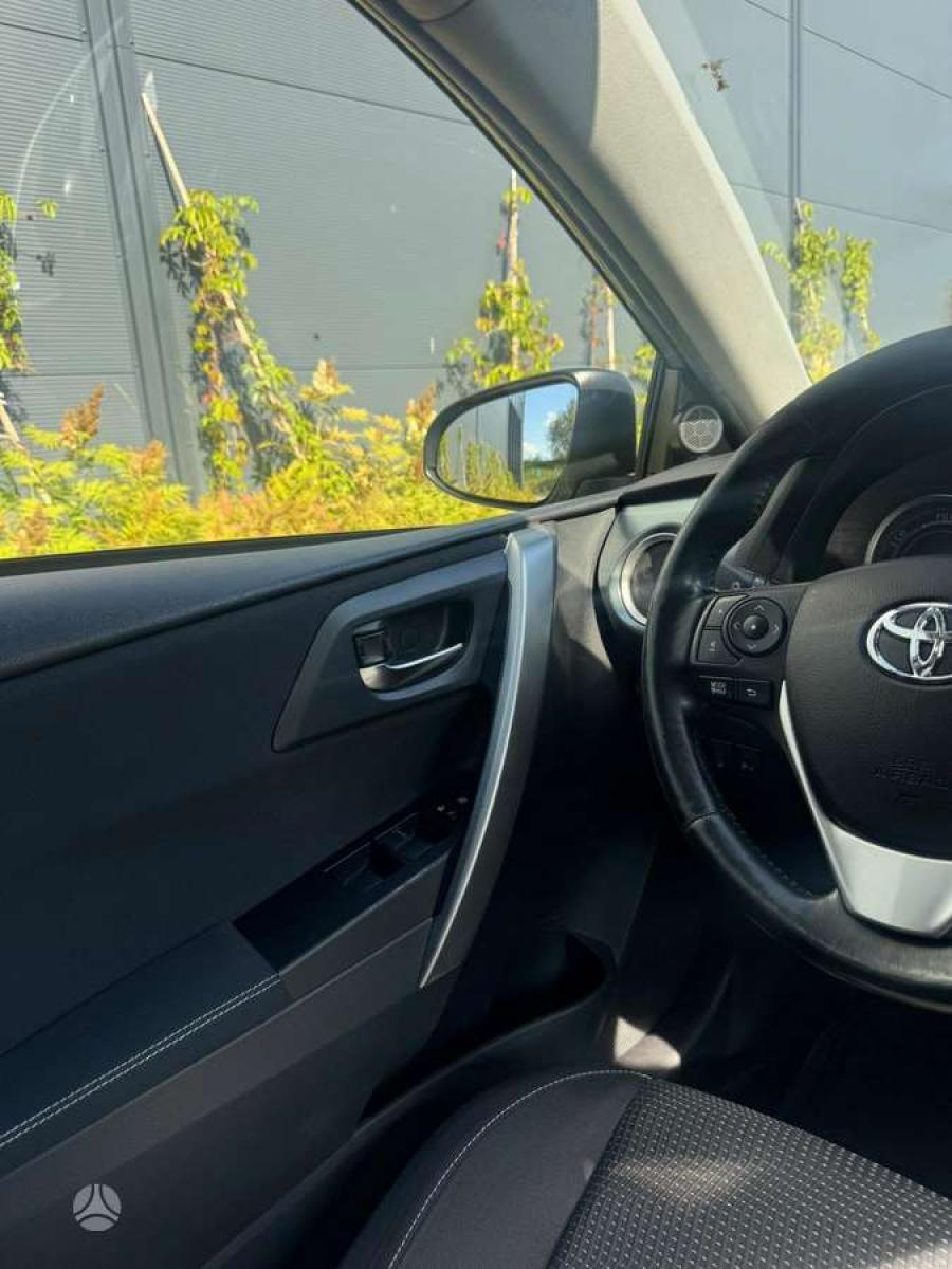 Pelēks Toyota Auris 2014 Viļņa, ar dzinēja tilpumu 1.80 L un nobraukumu 283 tūkst. km par 9499 €, foto 16 vietnē AUTOMOTO.COM.LV
