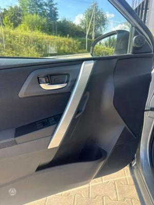 Pelēks Toyota Auris 2014 Viļņa, ar dzinēja tilpumu 1.80 L un nobraukumu 283 tūkst. km par 9499 €, foto 28 vietnē AUTOMOTO.COM.LV