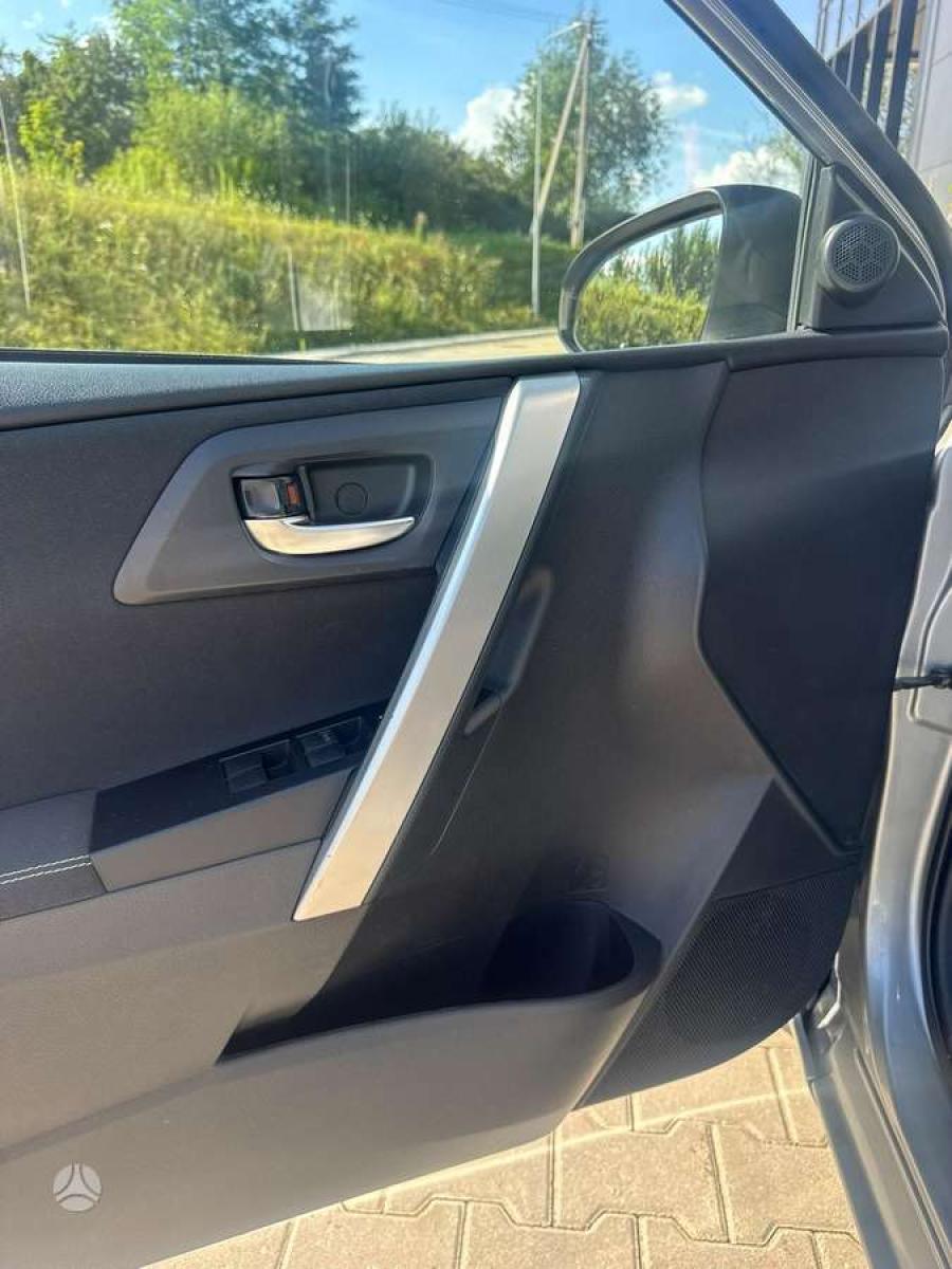 Pelēks Toyota Auris 2014 Viļņa, ar dzinēja tilpumu 1.80 L un nobraukumu 283 tūkst. km par 9499 €, foto 28 vietnē AUTOMOTO.COM.LV