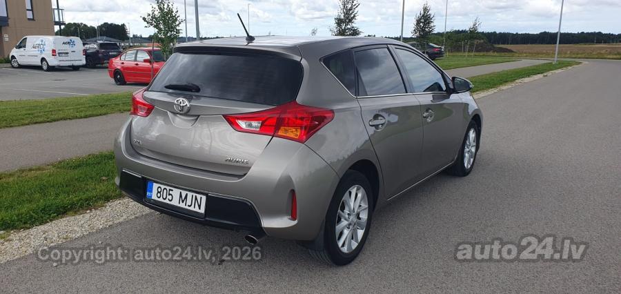 Pelēks Toyota Auris 2014 Tallina, ar dzinēja tilpumu 1.60 L un nobraukumu 126 tūkst. km par 8900 €, foto 12 vietnē AUTOMOTO.COM.LV