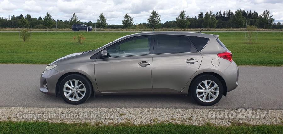 Pelēks Toyota Auris 2014 Tallina, ar dzinēja tilpumu 1.60 L un nobraukumu 126 tūkst. km par 8900 €, foto 13 vietnē AUTOMOTO.COM.LV