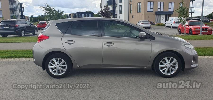 Pelēks Toyota Auris 2014 Tallina, ar dzinēja tilpumu 1.60 L un nobraukumu 126 tūkst. km par 8900 €, foto 14 vietnē AUTOMOTO.COM.LV