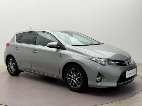 Grey Toyota Auris 2014 in Panevezys, with an engine capacity of 1.60 L and mileage of 146 thousand km for 7990 €, photo 4 on AUTOMOTO.COM.LV