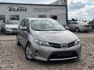 Grey Toyota Auris 2014 in Kaunas, with an engine capacity of 2.00 L and mileage of 290 thousand km for 4290 €, photo  on AUTOMOTO.COM.LV
