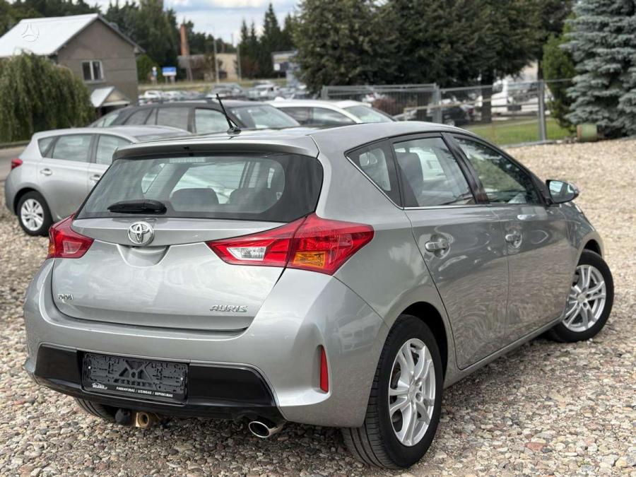 Grey Toyota Auris 2014 in Kaunas, with an engine capacity of 2.00 L and mileage of 290 thousand km for 4290 €, photo 3 on AUTOMOTO.COM.LV