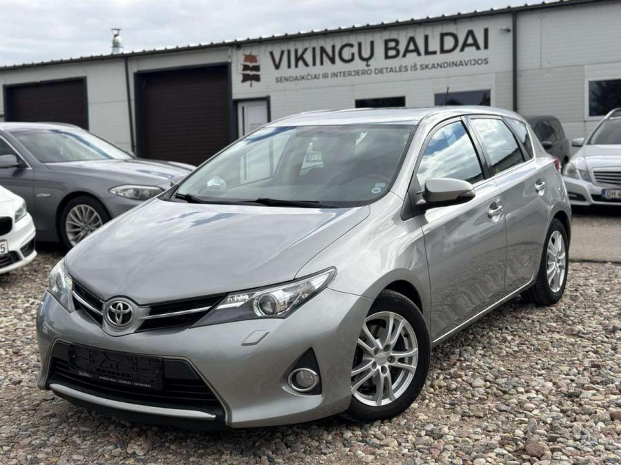 Grey Toyota Auris 2014 in Kaunas, with an engine capacity of 2.00 L and mileage of 290 thousand km for 4290 €, photo 4 on AUTOMOTO.COM.LV