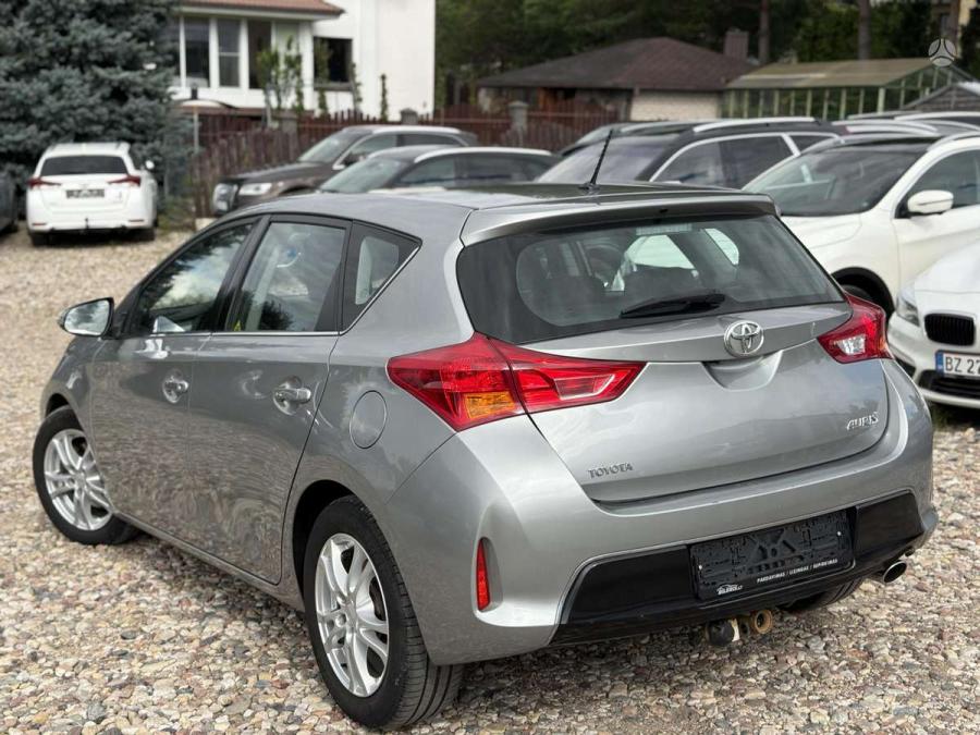 Grey Toyota Auris 2014 in Kaunas, with an engine capacity of 2.00 L and mileage of 290 thousand km for 4290 €, photo 5 on AUTOMOTO.COM.LV
