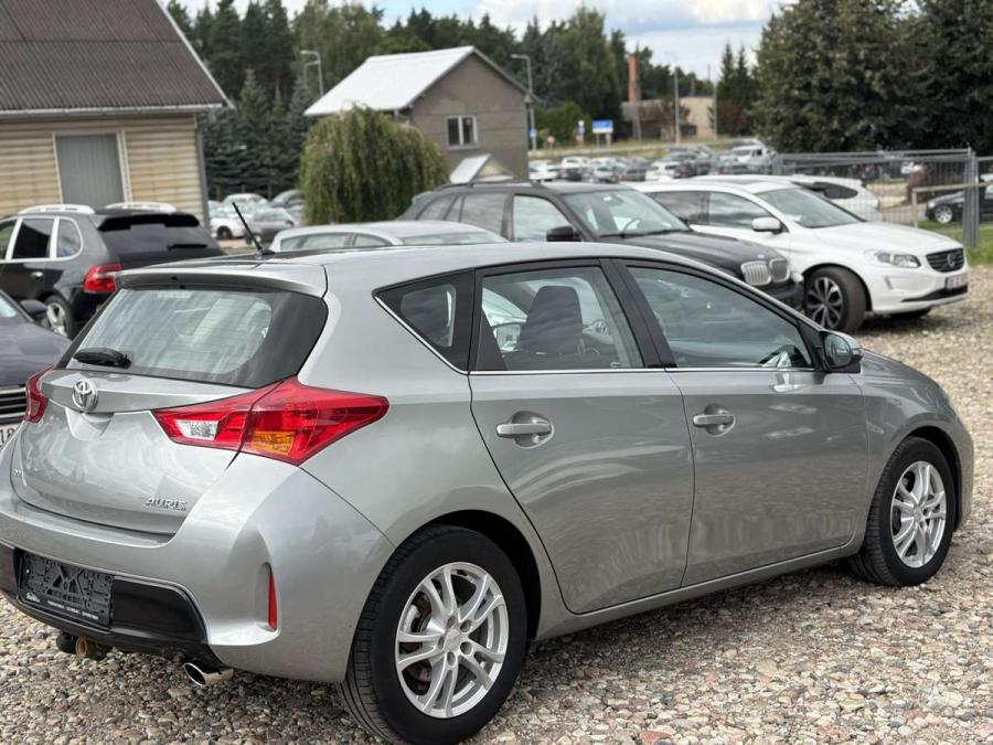 Grey Toyota Auris 2014 in Kaunas, with an engine capacity of 2.00 L and mileage of 290 thousand km for 4290 €, photo 7 on AUTOMOTO.COM.LV