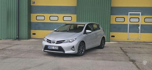 Pelēks Toyota Auris 2014 Kauņa, ar dzinēja tilpumu 1.60 L un nobraukumu 301 tūkst. km par 5900 €, foto 1 vietnē AUTOMOTO.COM.LV