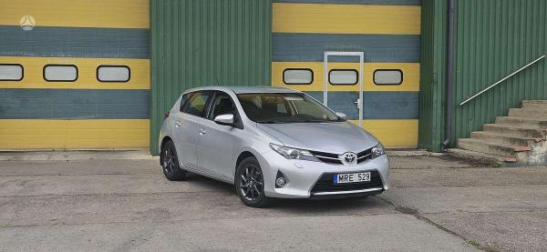 Pelēks Toyota Auris 2014 Kauņa, ar dzinēja tilpumu 1.60 L un nobraukumu 301 tūkst. km par 5900 €, foto 4 vietnē AUTOMOTO.COM.LV