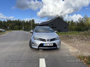 Grey Toyota Auris 2014 in Tallinn, with an engine capacity of 1.60 L and mileage of 139 thousand km for 7500 €, photo  on AUTOMOTO.COM.LV
