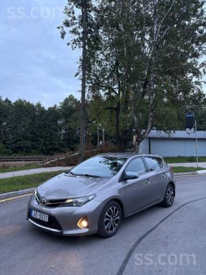 Grey Toyota Auris 2014 in Riga, with an engine capacity of 1.60 L and mileage of 118 thousand km for 7490 €, photo  on AUTOMOTO.COM.LV