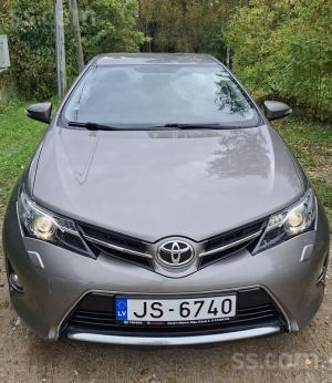 Pelēks Toyota Auris 2014 Cēsis, ar dzinēja tilpumu 1.60 L un nobraukumu 185 tūkst. km par 6500 €, foto  vietnē AUTOMOTO.COM.LV