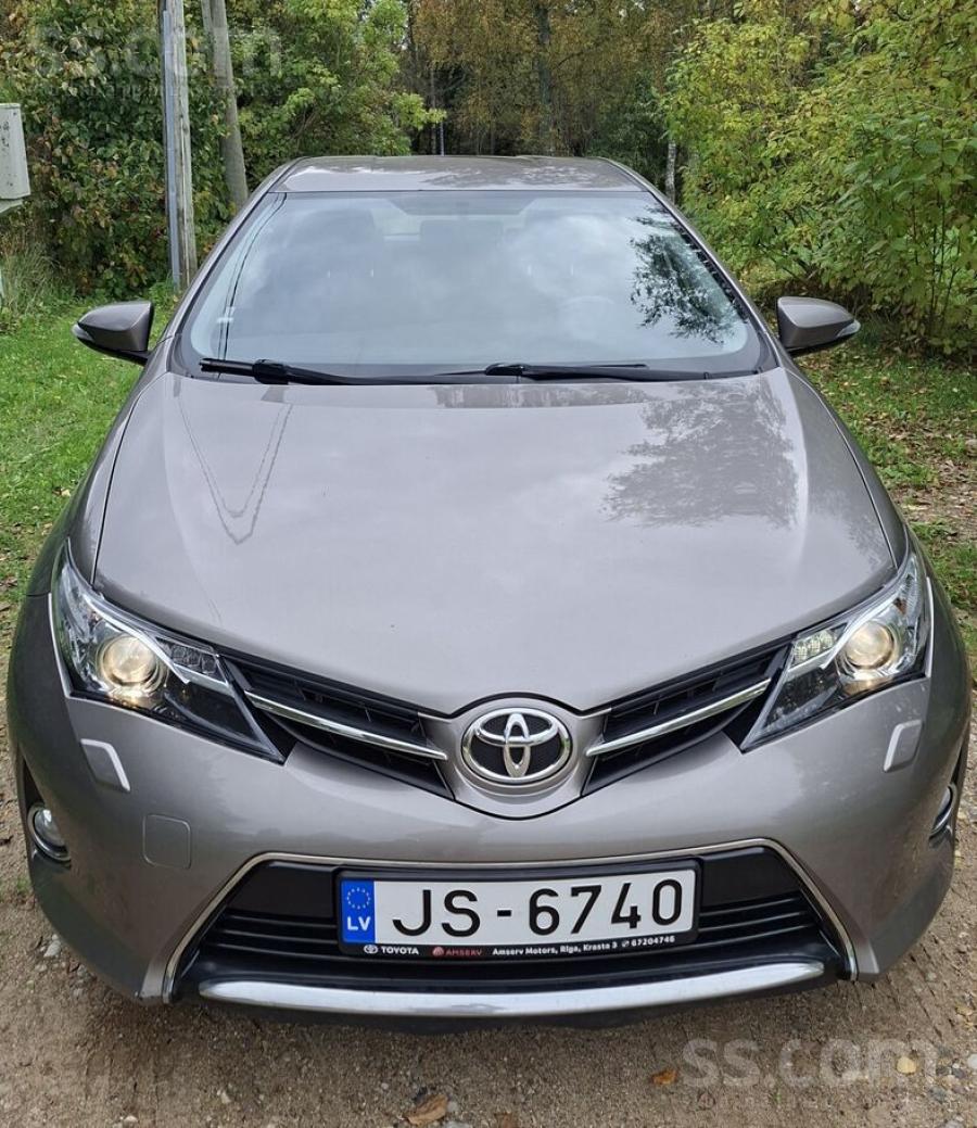 Pelēks Toyota Auris 2014 Cēsis, ar dzinēja tilpumu 1.60 L un nobraukumu 185 tūkst. km par 6500 €, foto 1 vietnē AUTOMOTO.COM.LV