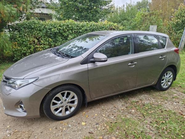 Grey Toyota Auris 2014 in Cesis, with an engine capacity of 1.60 L and mileage of 185 thousand km for 6500 €, photo 4 on AUTOMOTO.COM.LV