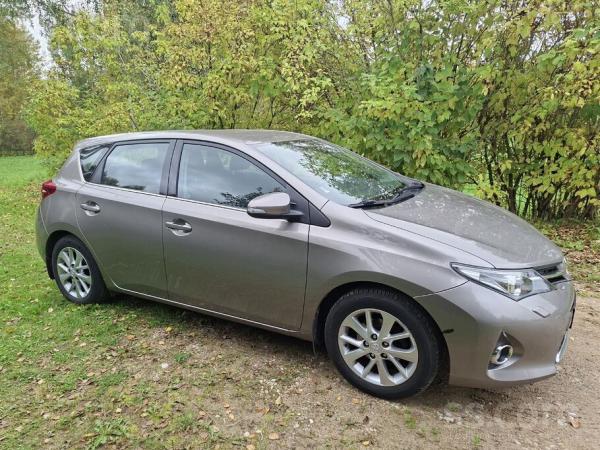 Grey Toyota Auris 2014 in Cesis, with an engine capacity of 1.60 L and mileage of 185 thousand km for 6500 €, photo 5 on AUTOMOTO.COM.LV