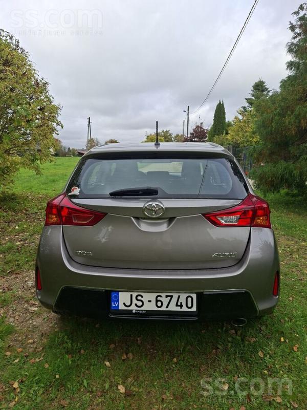 Grey Toyota Auris 2014 in Cesis, with an engine capacity of 1.60 L and mileage of 185 thousand km for 6500 €, photo 6 on AUTOMOTO.COM.LV