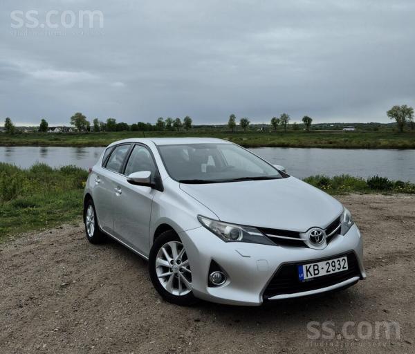 Pelēks Toyota Auris 2015 Daugavpils, ar dzinēja tilpumu 1.60 L un nobraukumu 157 tūkst. km par 7000 €, foto 1 vietnē AUTOMOTO.COM.LV