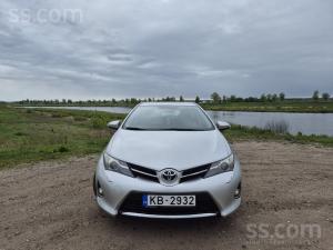 Pelēks Toyota Auris 2015 Daugavpils, ar dzinēja tilpumu 1.60 L un nobraukumu 157 tūkst. km par 7000 €, foto 2 vietnē AUTOMOTO.COM.LV