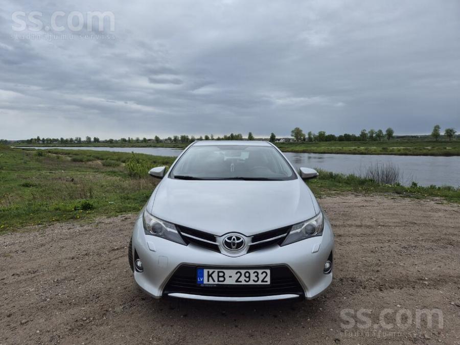 Pelēks Toyota Auris 2015 Daugavpils, ar dzinēja tilpumu 1.60 L un nobraukumu 157 tūkst. km par 7000 €, foto 2 vietnē AUTOMOTO.COM.LV