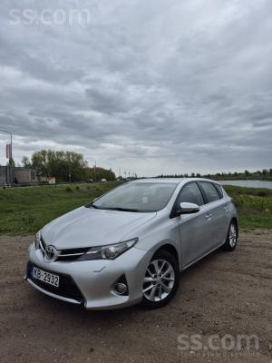 Pelēks Toyota Auris 2015 Daugavpils, ar dzinēja tilpumu 1.60 L un nobraukumu 157 tūkst. km par 7000 €, foto 3 vietnē AUTOMOTO.COM.LV