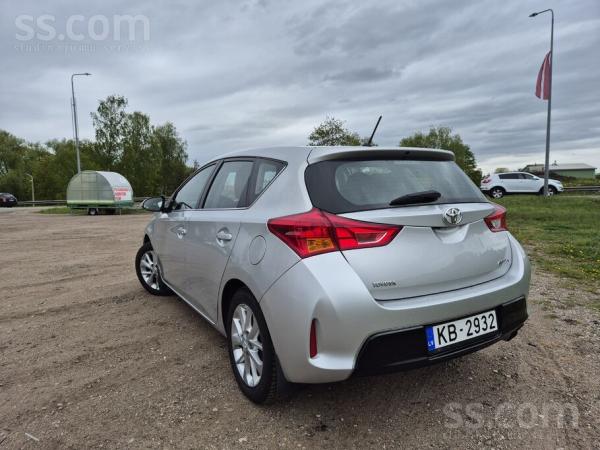 Pelēks Toyota Auris 2015 Daugavpils, ar dzinēja tilpumu 1.60 L un nobraukumu 157 tūkst. km par 7000 €, foto 4 vietnē AUTOMOTO.COM.LV