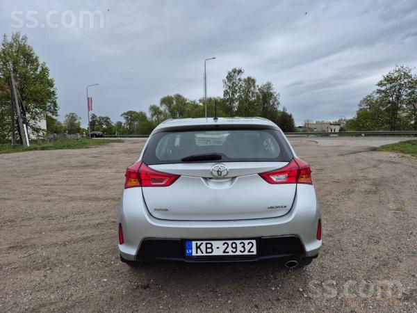 Pelēks Toyota Auris 2015 Daugavpils, ar dzinēja tilpumu 1.60 L un nobraukumu 157 tūkst. km par 7000 €, foto 5 vietnē AUTOMOTO.COM.LV