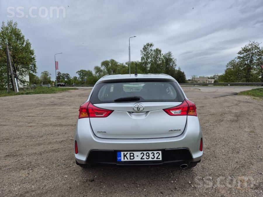 Pelēks Toyota Auris 2015 Daugavpils, ar dzinēja tilpumu 1.60 L un nobraukumu 157 tūkst. km par 7000 €, foto 5 vietnē AUTOMOTO.COM.LV