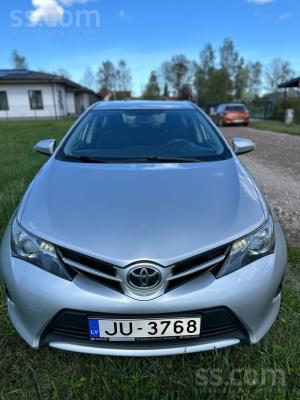 Pelēks Toyota Auris 2015 Rīga, ar dzinēja tilpumu 1.30 L un nobraukumu 220 tūkst. km par 5700 €, foto 1 vietnē AUTOMOTO.COM.LV