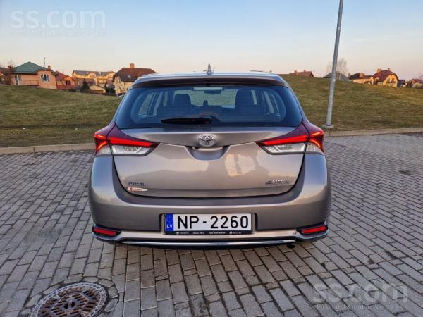 Pelēks Toyota Auris 2015 Rīga, ar dzinēja tilpumu 1.60 L un nobraukumu 230 tūkst. km par 6600 €, foto 2 vietnē AUTOMOTO.COM.LV