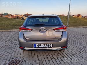 Pelēks Toyota Auris 2015 Rīga, ar dzinēja tilpumu 1.60 L un nobraukumu 230 tūkst. km par 6600 €, foto 2 vietnē AUTOMOTO.COM.LV