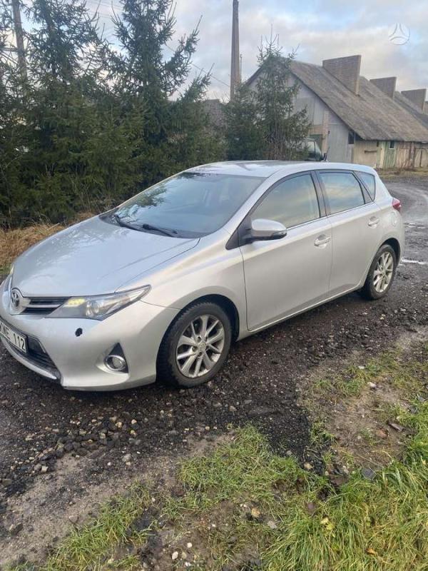 Pelēks Toyota Auris 2015 Viļņa, ar dzinēja tilpumu 1.60 L un nobraukumu 118 tūkst. km par 4700 €, foto 1 vietnē AUTOMOTO.COM.LV