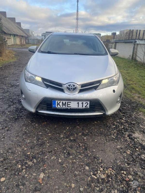 Pelēks Toyota Auris 2015 Viļņa, ar dzinēja tilpumu 1.60 L un nobraukumu 118 tūkst. km par 4700 €, foto 2 vietnē AUTOMOTO.COM.LV