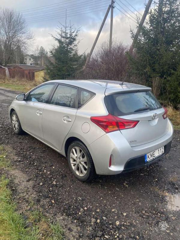 Pelēks Toyota Auris 2015 Viļņa, ar dzinēja tilpumu 1.60 L un nobraukumu 118 tūkst. km par 4700 €, foto 3 vietnē AUTOMOTO.COM.LV