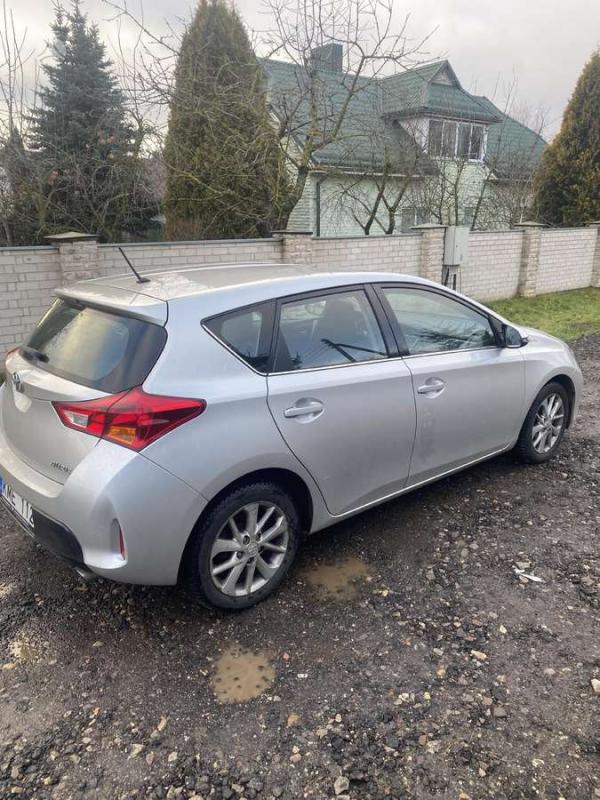 Pelēks Toyota Auris 2015 Viļņa, ar dzinēja tilpumu 1.60 L un nobraukumu 118 tūkst. km par 4700 €, foto 4 vietnē AUTOMOTO.COM.LV