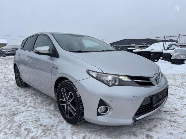 Grey Toyota Auris 2015 in Kaunas, with an engine capacity of 1.80 L and mileage of 211 thousand km for 7950 €, photo 2 on AUTOMOTO.COM.LV