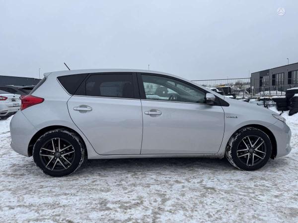 Grey Toyota Auris 2015 in Kaunas, with an engine capacity of 1.80 L and mileage of 211 thousand km for 7950 €, photo 3 on AUTOMOTO.COM.LV