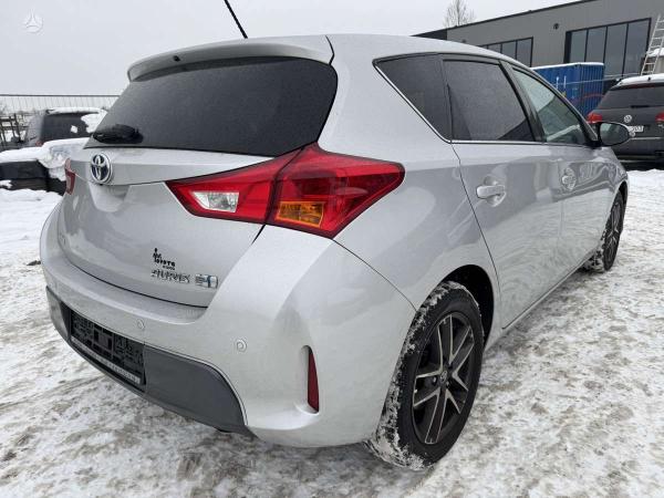 Grey Toyota Auris 2015 in Kaunas, with an engine capacity of 1.80 L and mileage of 211 thousand km for 7950 €, photo 4 on AUTOMOTO.COM.LV