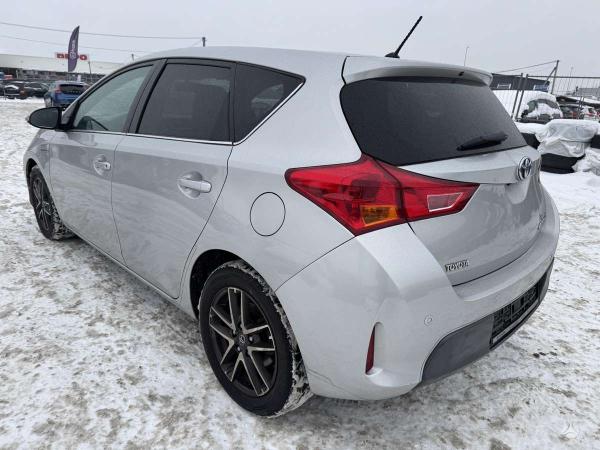 Grey Toyota Auris 2015 in Kaunas, with an engine capacity of 1.80 L and mileage of 211 thousand km for 7950 €, photo 5 on AUTOMOTO.COM.LV