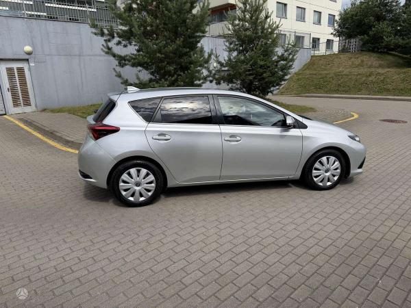 Pelēks Toyota Auris 2015 Viļņa, ar dzinēja tilpumu 1.60 L un nobraukumu 273 tūkst. km par 4900 €, foto 2 vietnē AUTOMOTO.COM.LV