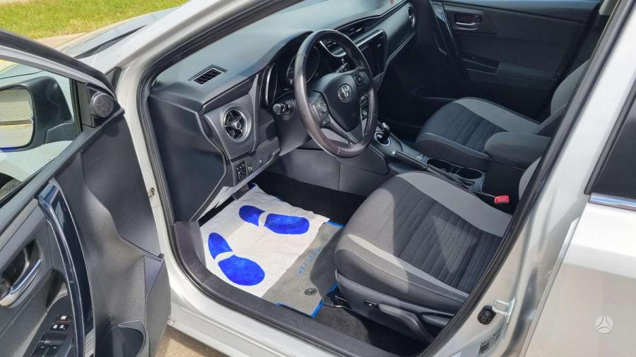 Pelēks Toyota Auris 2015 Šauļi, ar dzinēja tilpumu 1.80 L un nobraukumu 235 tūkst. km par 9700 €, foto 25 vietnē AUTOMOTO.COM.LV