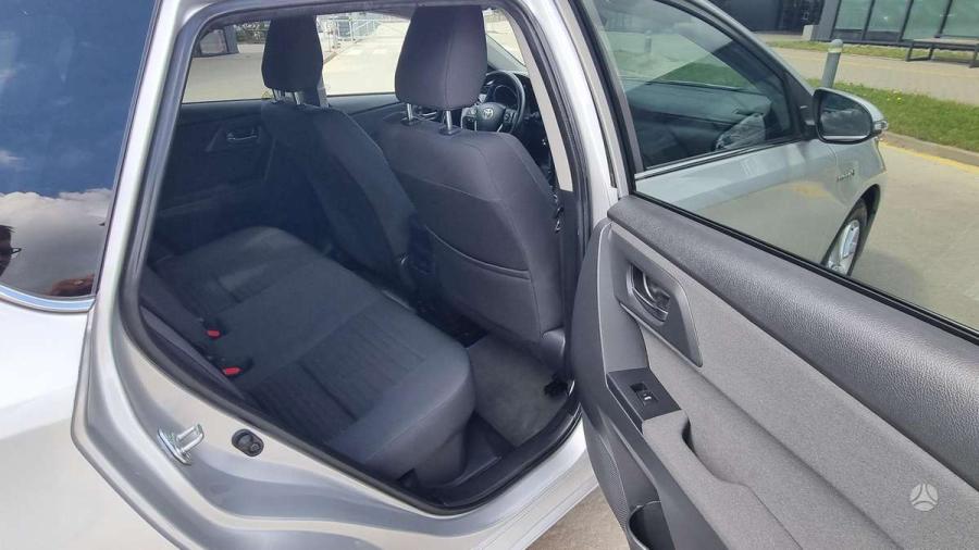 Pelēks Toyota Auris 2015 Šauļi, ar dzinēja tilpumu 1.80 L un nobraukumu 235 tūkst. km par 9700 €, foto 26 vietnē AUTOMOTO.COM.LV